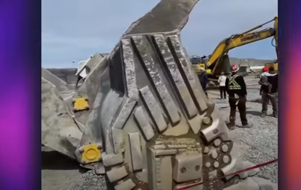 You WON'T Believe What This Excavator Just Did! (Heavy Equipment GONE ...